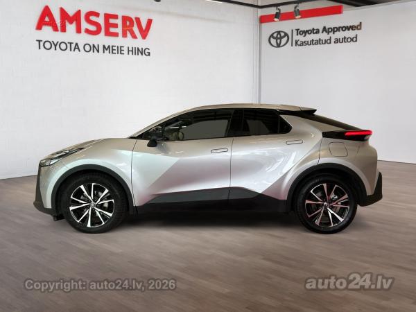 Pelēks Toyota C-HR 2025 Pērnava, ar dzinēja tilpumu 1.80 L un nobraukumu 26 tūkst. km par 28990 €, foto 3 vietnē AUTOMOTO.COM.LV