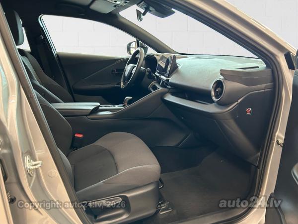 Pelēks Toyota C-HR 2025 Pērnava, ar dzinēja tilpumu 1.80 L un nobraukumu 26 tūkst. km par 28990 €, foto 6 vietnē AUTOMOTO.COM.LV