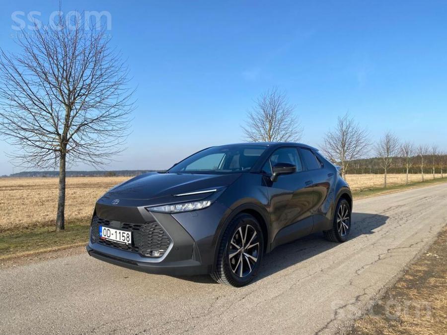 Pelēks Toyota C-HR 2025 Rīga, ar dzinēja tilpumu 1.80 L un nobraukumu 19 tūkst. km par 28400 €, foto 1 vietnē AUTOMOTO.COM.LV