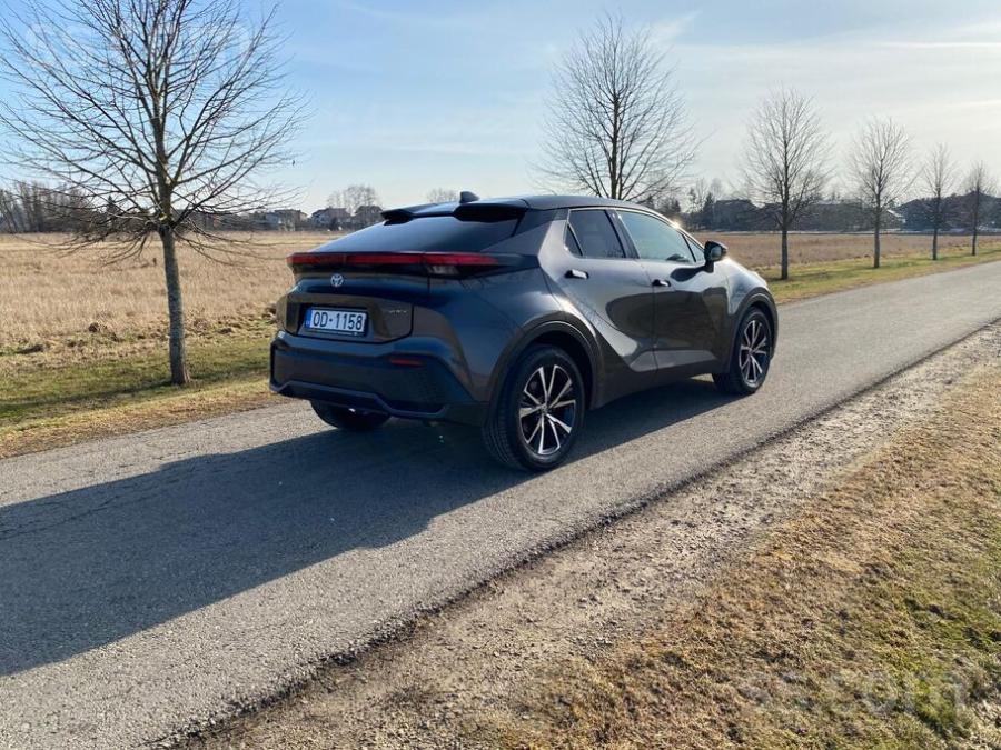 Pelēks Toyota C-HR 2025 Rīga, ar dzinēja tilpumu 1.80 L un nobraukumu 19 tūkst. km par 28400 €, foto 4 vietnē AUTOMOTO.COM.LV