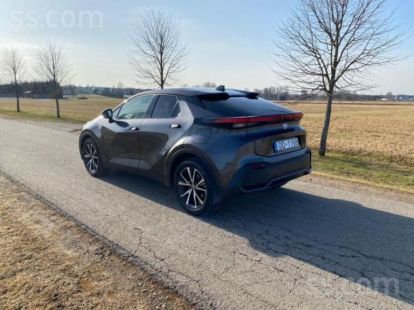 Grey Toyota C-HR 2025 in Riga, with an engine capacity of 1.80 L and mileage of 19 thousand km for 28400 €, photo 4 on AUTOMOTO.COM.LV