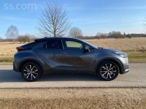 Pelēks Toyota C-HR 2025 Rīga, ar dzinēja tilpumu 1.80 L un nobraukumu 19 tūkst. km par 28400 €, foto 7 vietnē AUTOMOTO.COM.LV