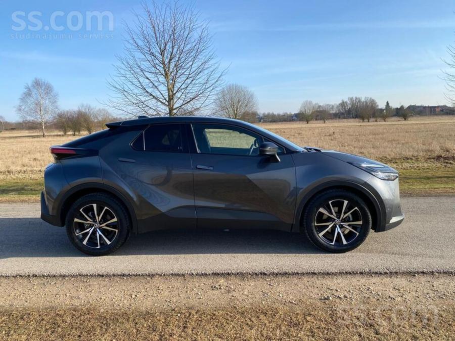 Pelēks Toyota C-HR 2025 Rīga, ar dzinēja tilpumu 1.80 L un nobraukumu 19 tūkst. km par 28400 €, foto 7 vietnē AUTOMOTO.COM.LV