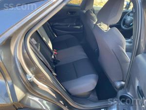 Pelēks Toyota C-HR 2025 Rīga, ar dzinēja tilpumu 1.80 L un nobraukumu 19 tūkst. km par 28400 €, foto 11 vietnē AUTOMOTO.COM.LV