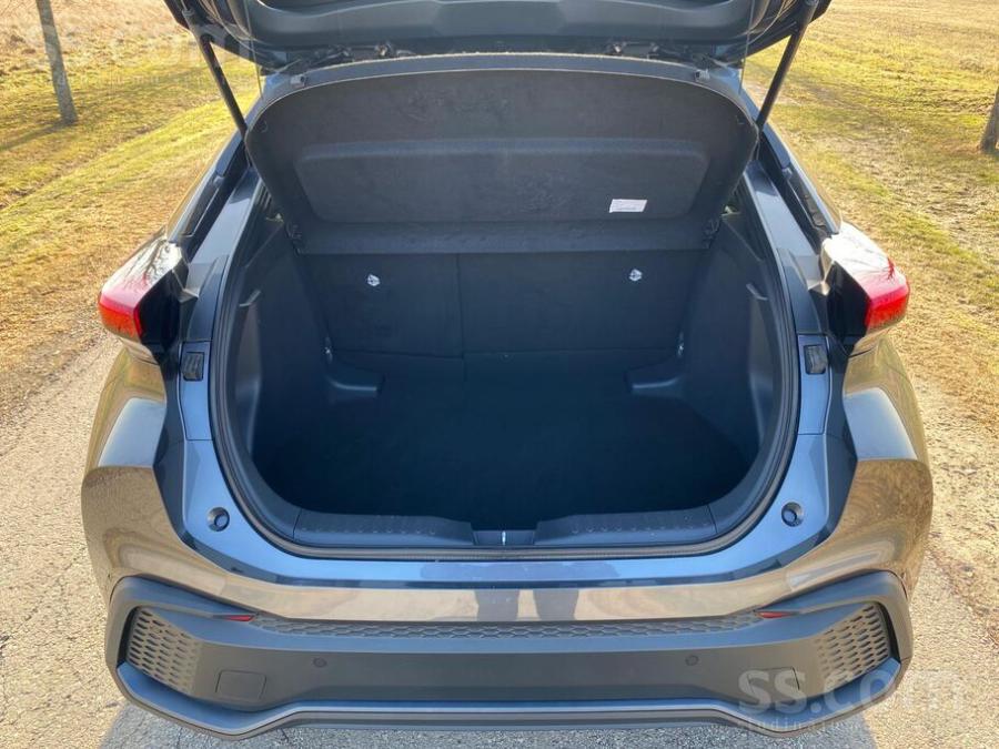 Pelēks Toyota C-HR 2025 Rīga, ar dzinēja tilpumu 1.80 L un nobraukumu 19 tūkst. km par 28400 €, foto 12 vietnē AUTOMOTO.COM.LV