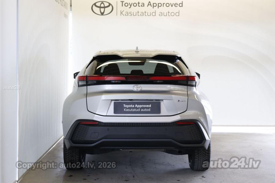 Grey Toyota C-HR 2025 in Tallinn, with an engine capacity of 1.80 L and mileage of 28 thousand km for 28700 €, photo 5 on AUTOMOTO.COM.LV