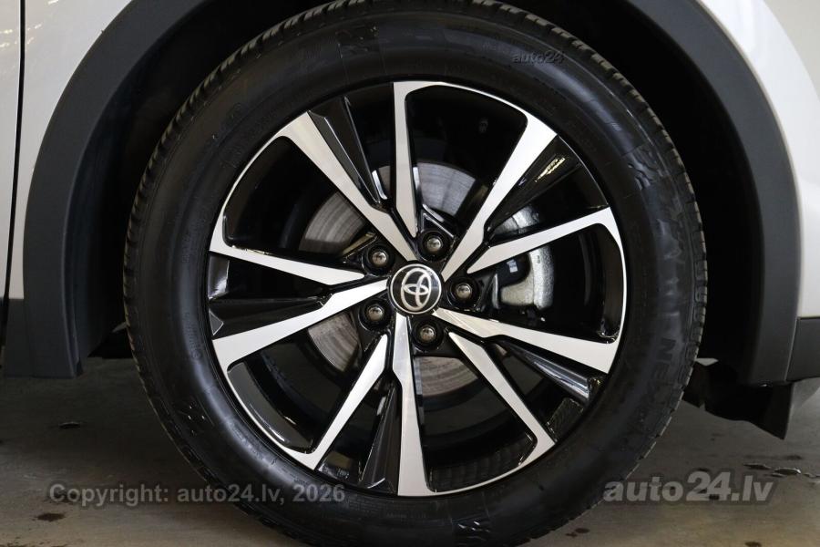 Grey Toyota C-HR 2025 in Tallinn, with an engine capacity of 1.80 L and mileage of 28 thousand km for 28700 €, photo 16 on AUTOMOTO.COM.LV