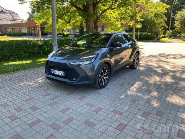 Pelēks Toyota C-HR 2025 Rīga, ar dzinēja tilpumu 1.80 L un nobraukumu 20 tūkst. km par 28400 €, foto 1 vietnē AUTOMOTO.COM.LV