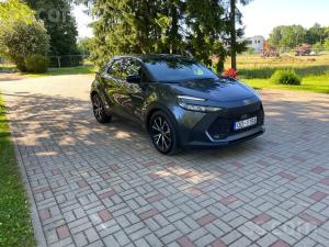 Серый Тойота C-HR 2025 в Рига, объемом двигателя 1.80 л и пробегом 20 тыс. км за 28400 €, фото 3 на AUTOMOTO.COM.LV
