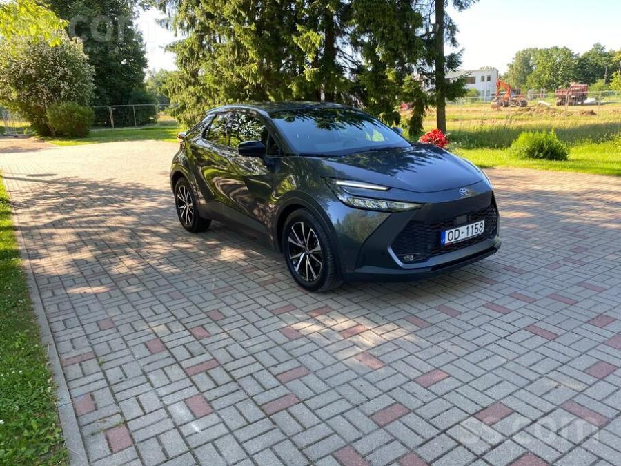 Серый Тойота C-HR 2025 в Рига, объемом двигателя 1.80 л и пробегом 20 тыс. км за 28400 €, фото 3 на AUTOMOTO.COM.LV