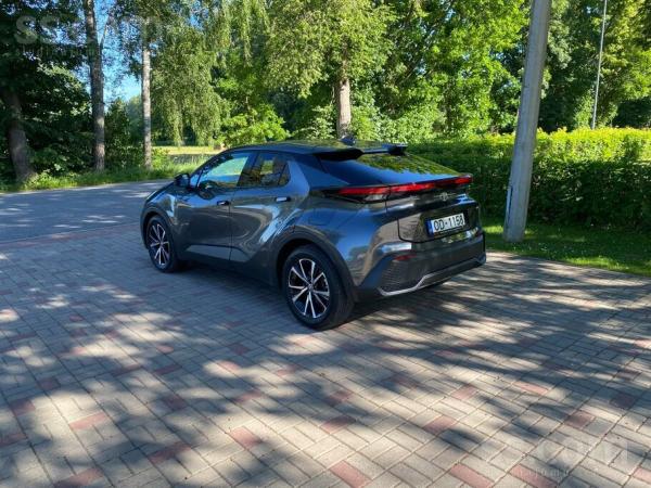 Pelēks Toyota C-HR 2025 Rīga, ar dzinēja tilpumu 1.80 L un nobraukumu 20 tūkst. km par 28400 €, foto 3 vietnē AUTOMOTO.COM.LV