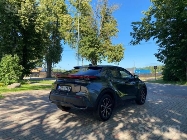 Pelēks Toyota C-HR 2025 Rīga, ar dzinēja tilpumu 1.80 L un nobraukumu 20 tūkst. km par 28400 €, foto 4 vietnē AUTOMOTO.COM.LV