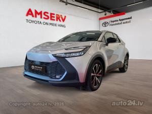 Pelēks Toyota C-HR 2025 Pērnava, ar dzinēja tilpumu 1.80 L un nobraukumu 26 tūkst. km par 28990 €, foto  vietnē AUTOMOTO.COM.LV