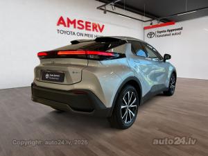Pelēks Toyota C-HR 2025 Pērnava, ar dzinēja tilpumu 1.80 L un nobraukumu 26 tūkst. km par 28990 €, foto 3 vietnē AUTOMOTO.COM.LV