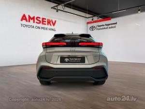 Pelēks Toyota C-HR 2025 Pērnava, ar dzinēja tilpumu 1.80 L un nobraukumu 26 tūkst. km par 28990 €, foto 5 vietnē AUTOMOTO.COM.LV