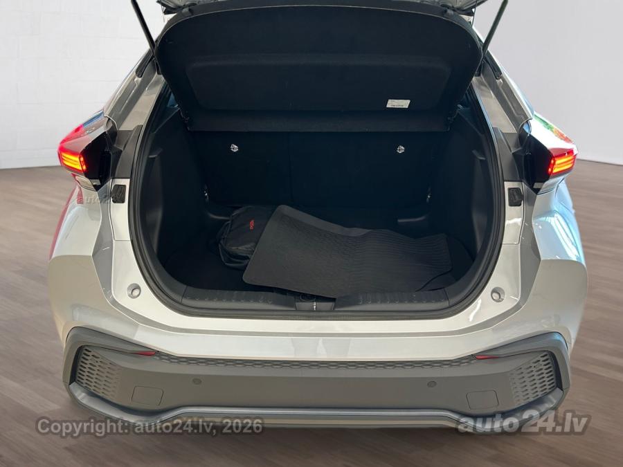 Pelēks Toyota C-HR 2025 Pērnava, ar dzinēja tilpumu 1.80 L un nobraukumu 26 tūkst. km par 28990 €, foto 11 vietnē AUTOMOTO.COM.LV