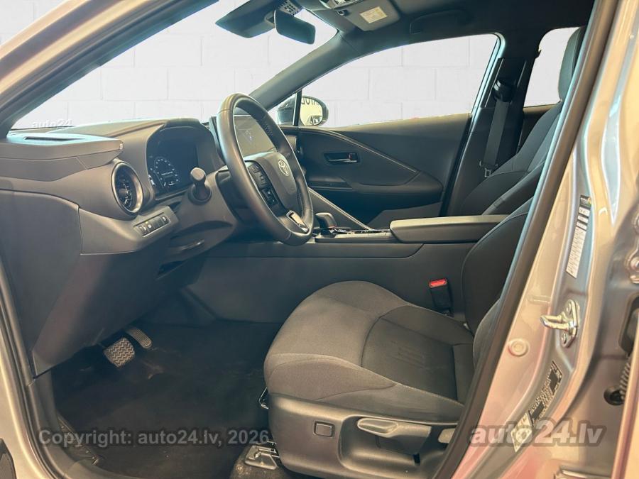 Pelēks Toyota C-HR 2025 Pērnava, ar dzinēja tilpumu 1.80 L un nobraukumu 26 tūkst. km par 28990 €, foto 12 vietnē AUTOMOTO.COM.LV