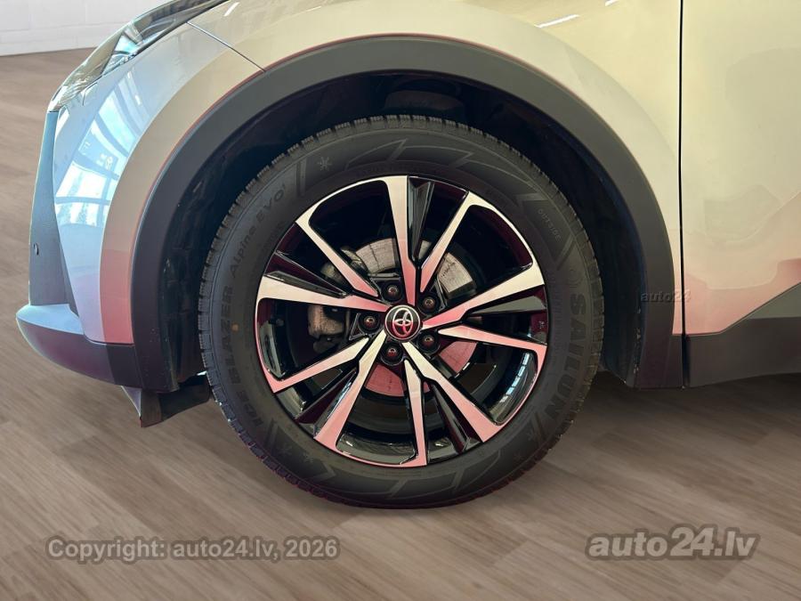 Pelēks Toyota C-HR 2025 Pērnava, ar dzinēja tilpumu 1.80 L un nobraukumu 26 tūkst. km par 28990 €, foto 16 vietnē AUTOMOTO.COM.LV