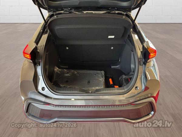 Toyota C-HR 2025 in Tartu on AUTOMOTO.COM.LV Grey Toyota C-HR 2025 in Tartu, with an engine capacity of 1.80 L and mileage of 23 thousand km for 28990 €, photo 11 on AUTOMOTO.COM.LV