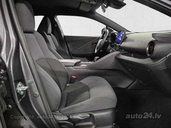 Pelēks Toyota C-HR 2025 Tallina, ar dzinēja tilpumu 1.80 L un nobraukumu 25 tūkst. km par 28990 €, foto 7 vietnē AUTOMOTO.COM.LV