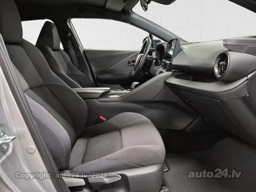 Pelēks Toyota C-HR 2025 Tallina, ar dzinēja tilpumu 1.80 L un nobraukumu 23 tūkst. km par 28990 €, foto 7 vietnē AUTOMOTO.COM.LV