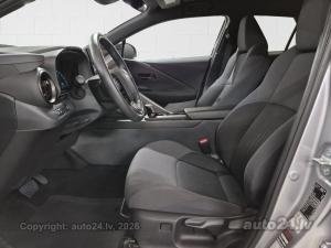 Pelēks Toyota C-HR 2025 Tallina, ar dzinēja tilpumu 1.80 L un nobraukumu 23 tūkst. km par 28990 €, foto 12 vietnē AUTOMOTO.COM.LV