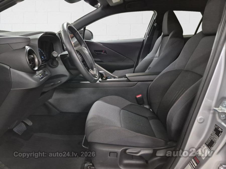 Pelēks Toyota C-HR 2025 Tallina, ar dzinēja tilpumu 1.80 L un nobraukumu 23 tūkst. km par 28990 €, foto 12 vietnē AUTOMOTO.COM.LV