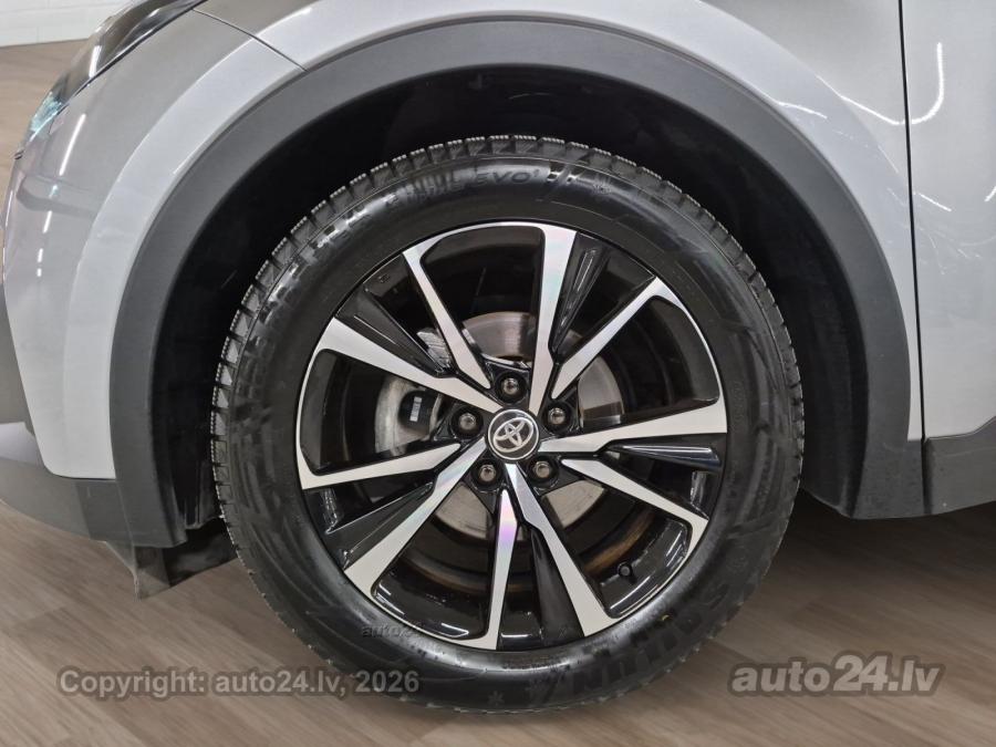 Pelēks Toyota C-HR 2025 Tallina, ar dzinēja tilpumu 1.80 L un nobraukumu 23 tūkst. km par 28990 €, foto 16 vietnē AUTOMOTO.COM.LV