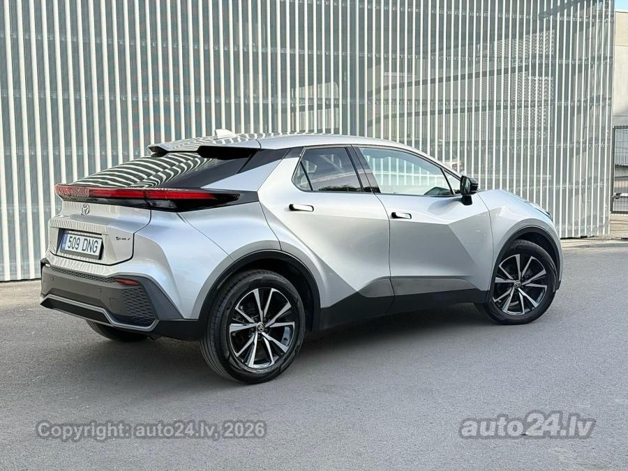 Pelēks Toyota C-HR 2025 Tallina, ar dzinēja tilpumu 1.80 L un nobraukumu 17 tūkst. km par 28900 €, foto 3 vietnē AUTOMOTO.COM.LV