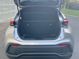 Pelēks Toyota C-HR 2025 Tallina, ar dzinēja tilpumu 1.80 L un nobraukumu 17 tūkst. km par 28900 €, foto 5 vietnē AUTOMOTO.COM.LV