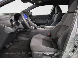 Серый Тойота C-HR 2025 в Таллин, объемом двигателя 1.80 л и пробегом 24 тыс. км за 28990 €, фото 11 на AUTOMOTO.COM.LV