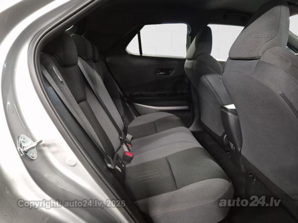 Pelēks Toyota C-HR 2025 Tallina, ar dzinēja tilpumu 1.80 L un nobraukumu 24 tūkst. km par 28990 €, foto 7 vietnē AUTOMOTO.COM.LV