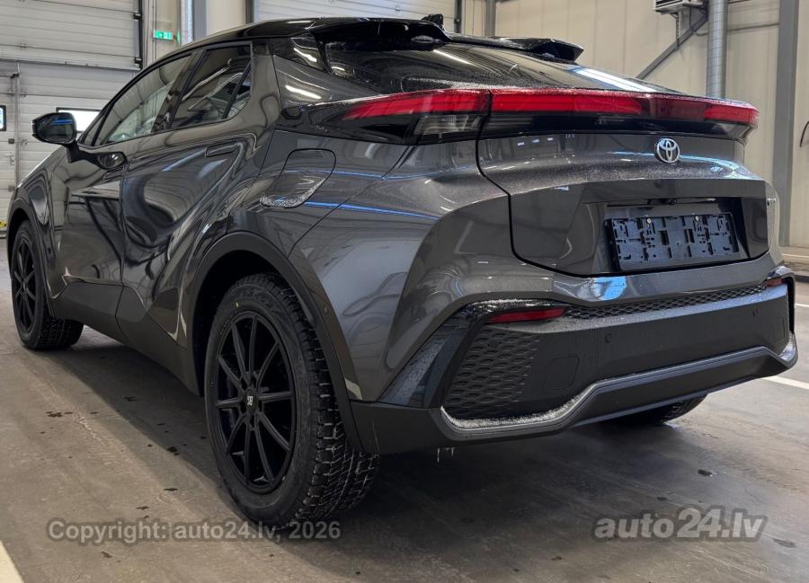 Pelēks Toyota C-HR 2026 Tallina, ar dzinēja tilpumu 2.00 L un nobraukumu 11 tūkst. km par 41900 €, foto 4 vietnē AUTOMOTO.COM.LV