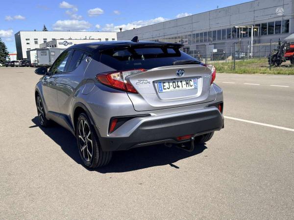 Grey Toyota C-HR 2017 in Panevezys, with an engine capacity of 1.80 L and mileage of 206 thousand km for 12990 €, photo 9 on AUTOMOTO.COM.LV