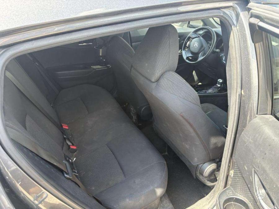 Pelēks Toyota C-HR 2018 Radviliškis, ar dzinēja tilpumu 1.80 L un nobraukumu 127 tūkst. km par 11350 €, foto 12 vietnē AUTOMOTO.COM.LV