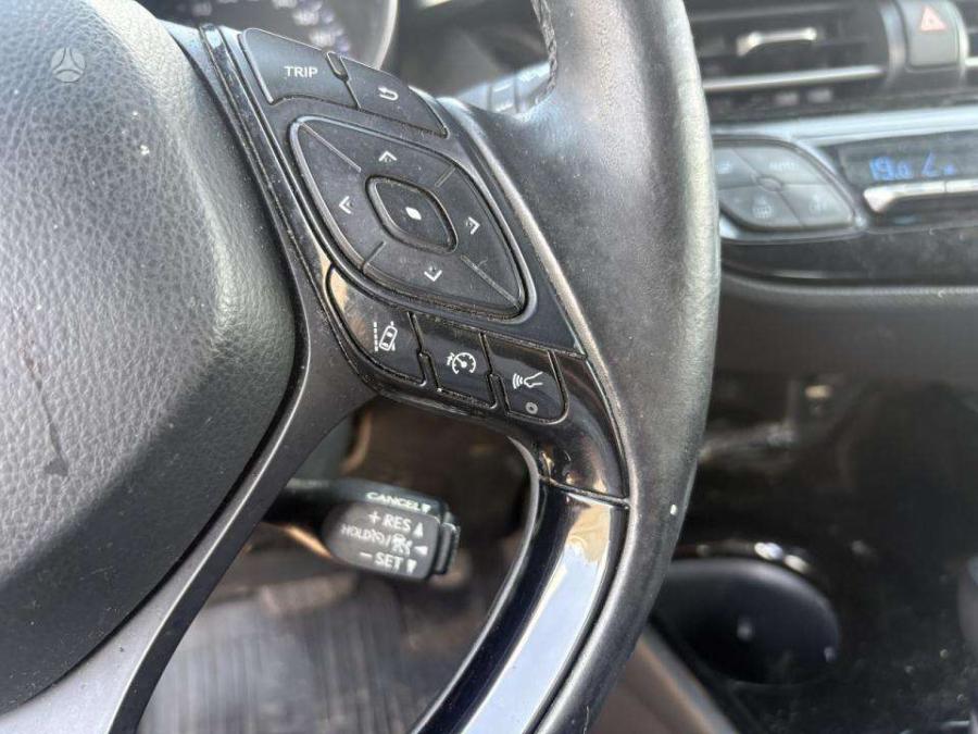 Pelēks Toyota C-HR 2018 Radviliškis, ar dzinēja tilpumu 1.80 L un nobraukumu 127 tūkst. km par 11350 €, foto 17 vietnē AUTOMOTO.COM.LV