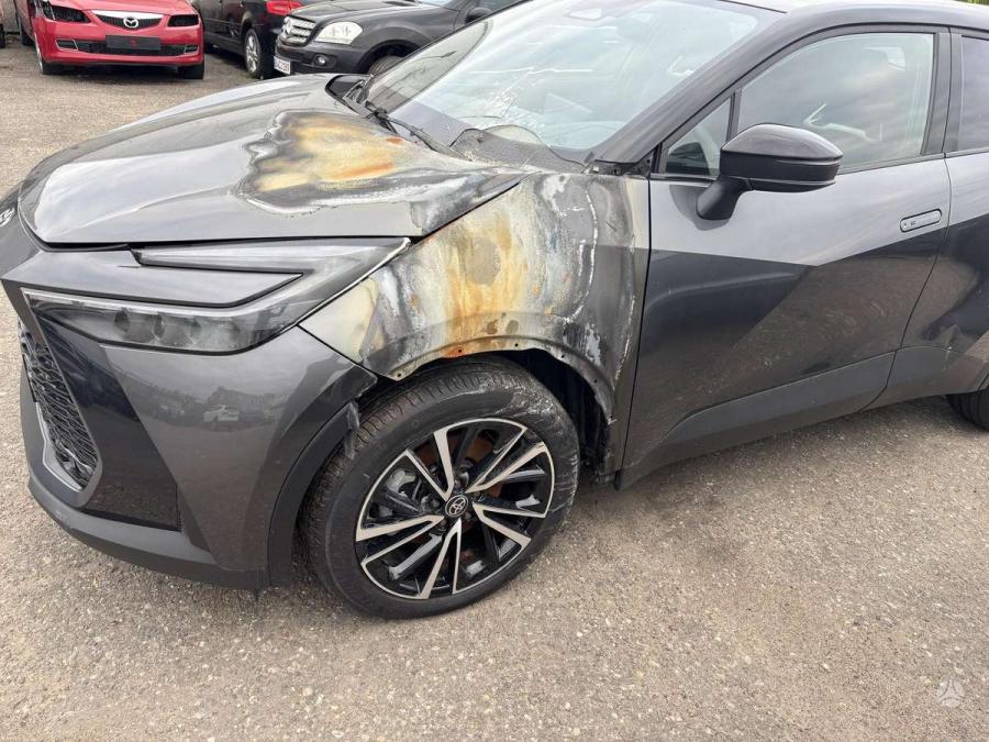 Pelēks Toyota C-HR 2025 Panevēža, ar dzinēja tilpumu 2.00 L un nobraukumu 6 tūkst. km par 17900 €, foto 4 vietnē AUTOMOTO.COM.LV