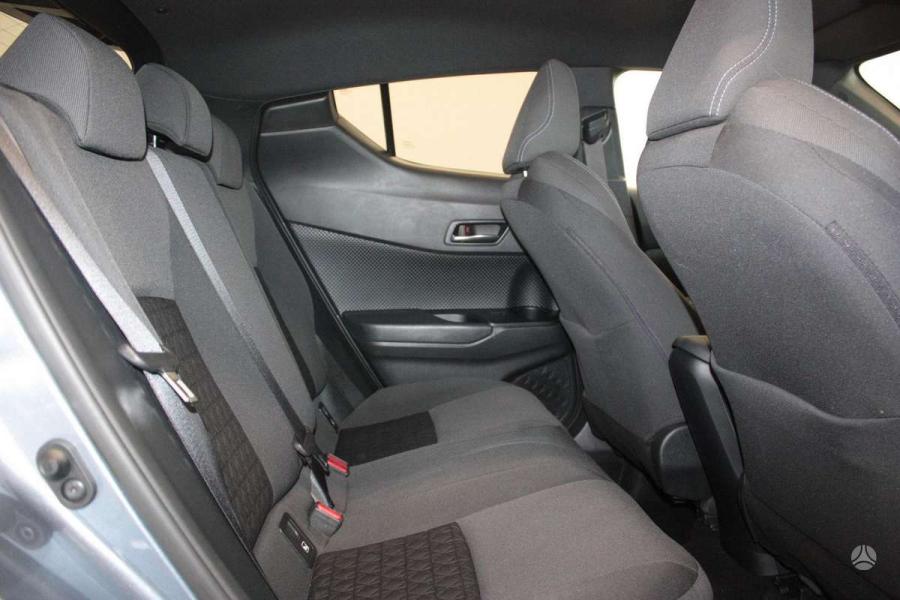 Grey Toyota C-HR 2021 in Kaunas, with an engine capacity of 1.80 L and mileage of 78 thousand km for 21900 €, photo 8 on AUTOMOTO.COM.LV