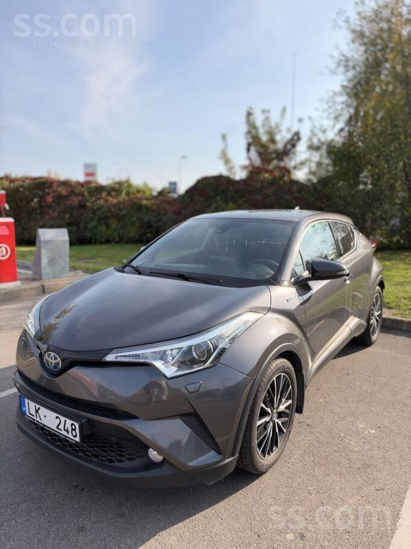 Pelēks Toyota C-HR 2018 Rīga, ar dzinēja tilpumu 1.80 L un nobraukumu 116 tūkst. km par 15500 €, foto 1 vietnē AUTOMOTO.COM.LV