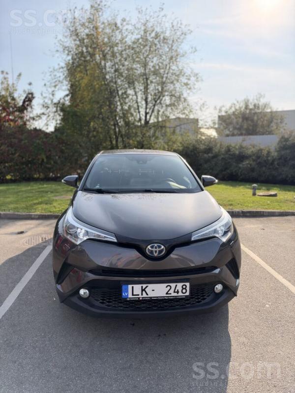 Pelēks Toyota C-HR 2018 Rīga, ar dzinēja tilpumu 1.80 L un nobraukumu 116 tūkst. km par 15500 €, foto 3 vietnē AUTOMOTO.COM.LV