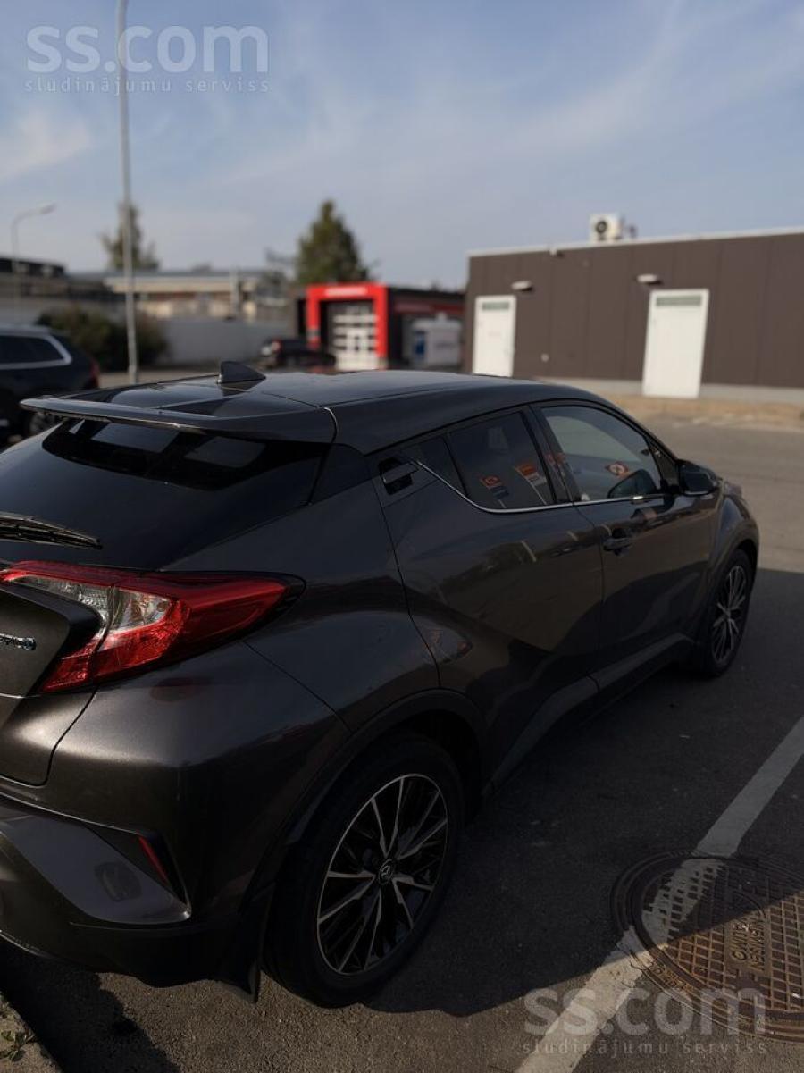 Pelēks Toyota C-HR 2018 Rīga, ar dzinēja tilpumu 1.80 L un nobraukumu 116 tūkst. km par 15500 €, foto 5 vietnē AUTOMOTO.COM.LV