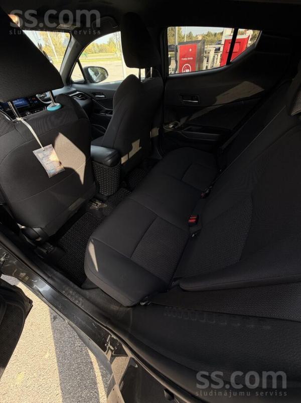 Pelēks Toyota C-HR 2018 Rīga, ar dzinēja tilpumu 1.80 L un nobraukumu 116 tūkst. km par 15500 €, foto 7 vietnē AUTOMOTO.COM.LV