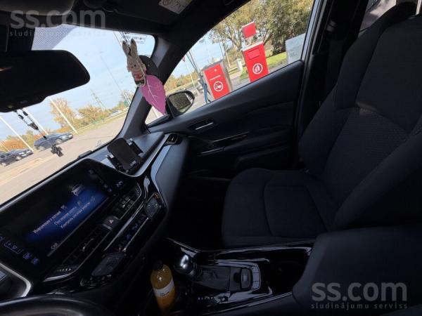 Pelēks Toyota C-HR 2018 Rīga, ar dzinēja tilpumu 1.80 L un nobraukumu 116 tūkst. km par 15500 €, foto 8 vietnē AUTOMOTO.COM.LV