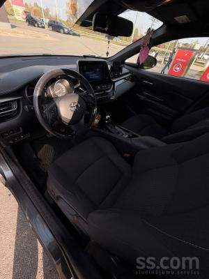 Pelēks Toyota C-HR 2018 Rīga, ar dzinēja tilpumu 1.80 L un nobraukumu 116 tūkst. km par 15500 €, foto 9 vietnē AUTOMOTO.COM.LV