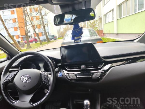 Toyota C-HR 2018 in Riga, with an engine capacity of 1.80 L and mileage of 113 thousand km for 16490 €, photo 5 on AUTOMOTO.COM.LV