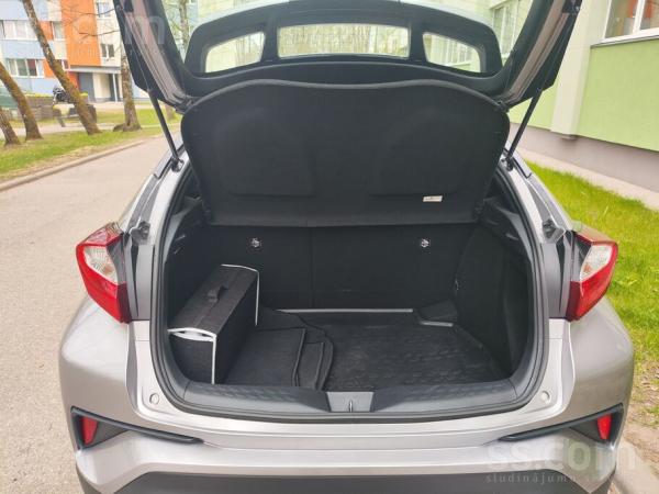 Toyota C-HR 2018 in Riga, with an engine capacity of 1.80 L and mileage of 113 thousand km for 16490 €, photo 8 on AUTOMOTO.COM.LV