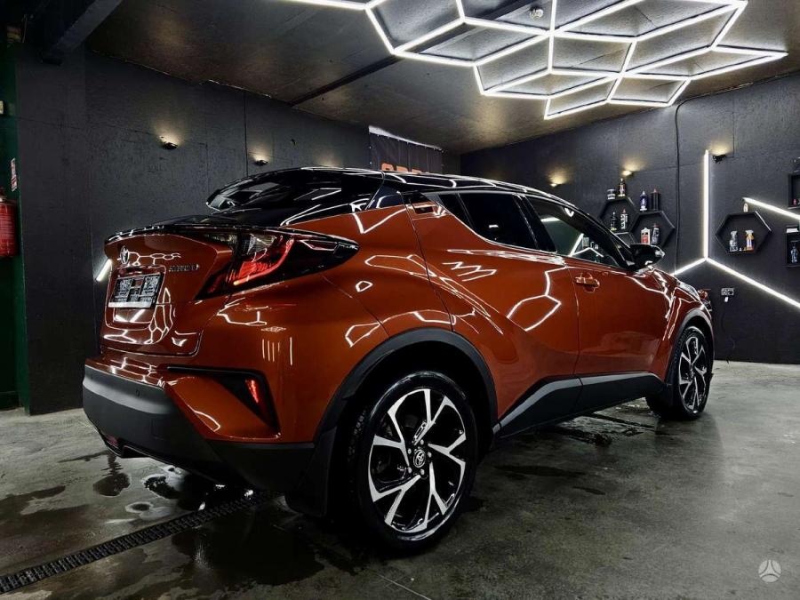 Oranžs Toyota C-HR 2020 Mažeikiai, ar dzinēja tilpumu 1.80 L un nobraukumu 60 tūkst. km par 21900 €, foto 4 vietnē AUTOMOTO.COM.LV