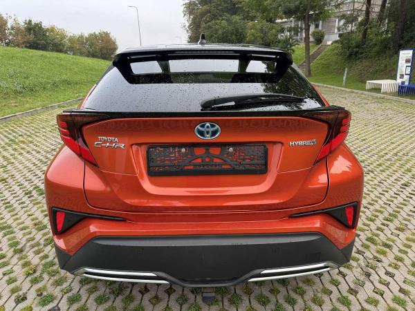 Toyota C-HR 2020 in Kaunas on AUTOMOTO.COM.LV Orange Toyota C-HR 2020 in Kaunas, with an engine capacity of 1.99 L and mileage of 201 thousand km for 19950 €, photo 8 on AUTOMOTO.COM.LV