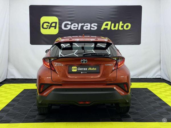 Orange Toyota C-HR 2021 in Vilnius, with an engine capacity of 1.80 L and mileage of 126 thousand km for 23490 €, photo 5 on AUTOMOTO.COM.LV