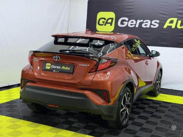 Orange Toyota C-HR 2021 in Vilnius, with an engine capacity of 1.80 L and mileage of 126 thousand km for 22950 €, photo 4 on AUTOMOTO.COM.LV